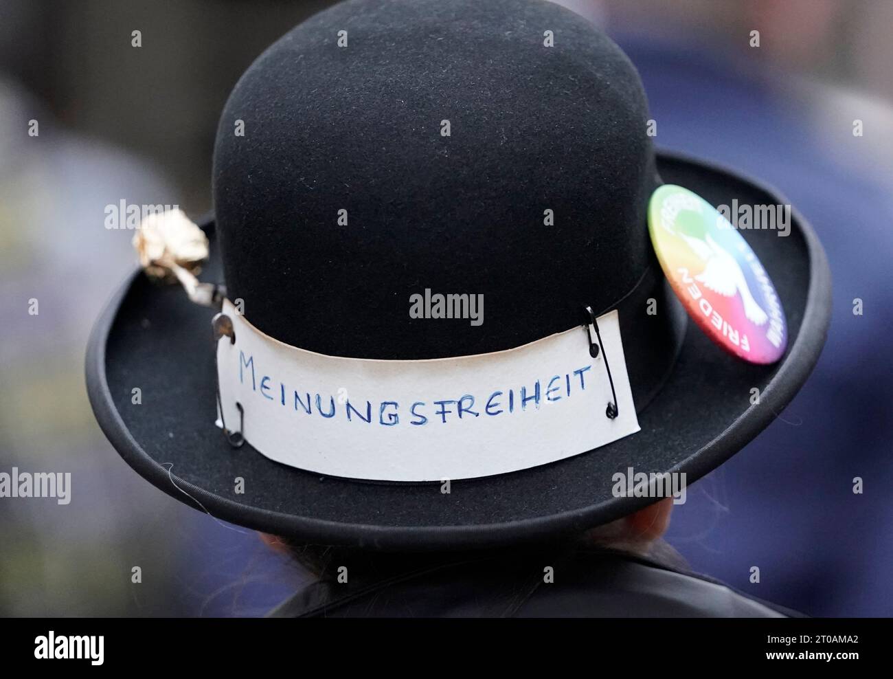 Rosenheim, Germany. 05th Oct, 2023. A spectator with a "freedom of ...