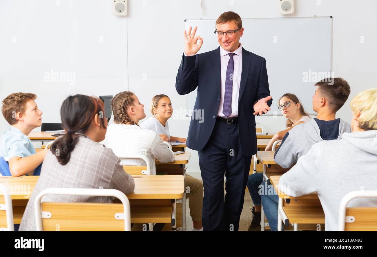 Teacher giving lesson group children hi-res stock photography and ...