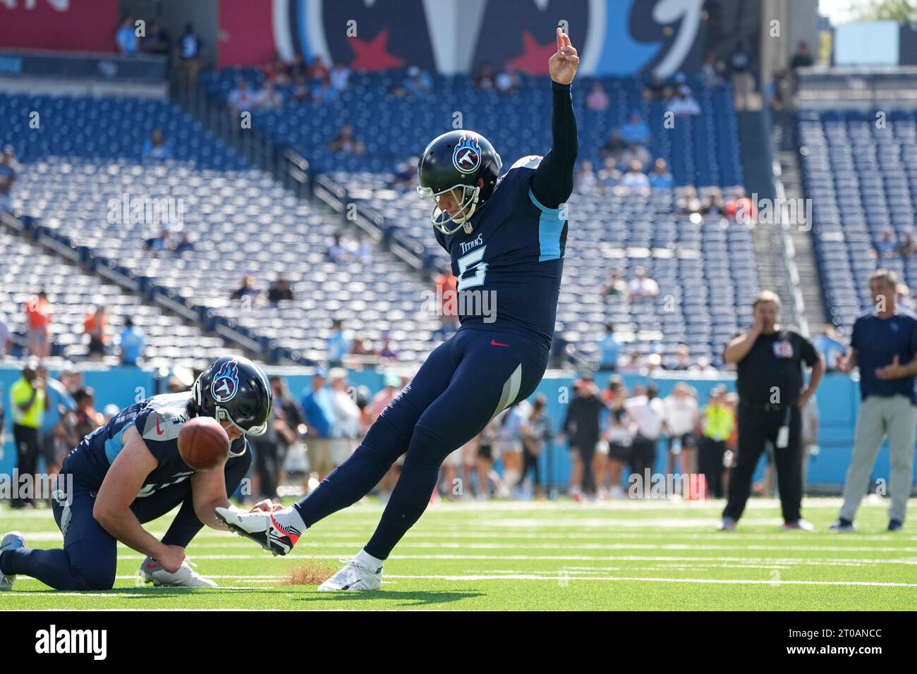 Tennessee Titans place-kicker Nick Folk, right, kicks a field goal as ...