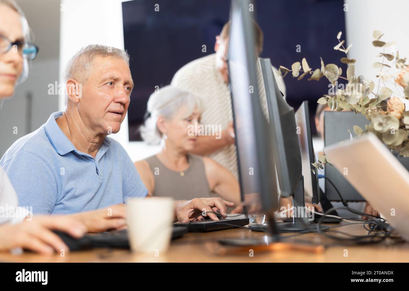 Computer classes elderly hi-res stock photography and images - Alamy