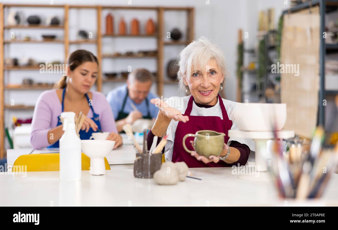 Lady pottery works hi-res stock photography and images - Alamy