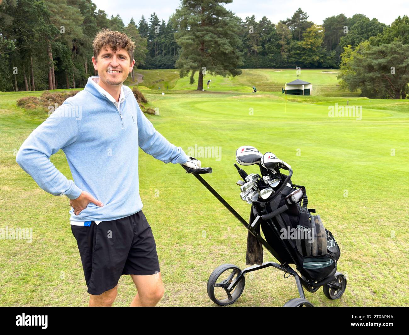 Man playing golf road hi-res stock photography and images - Alamy