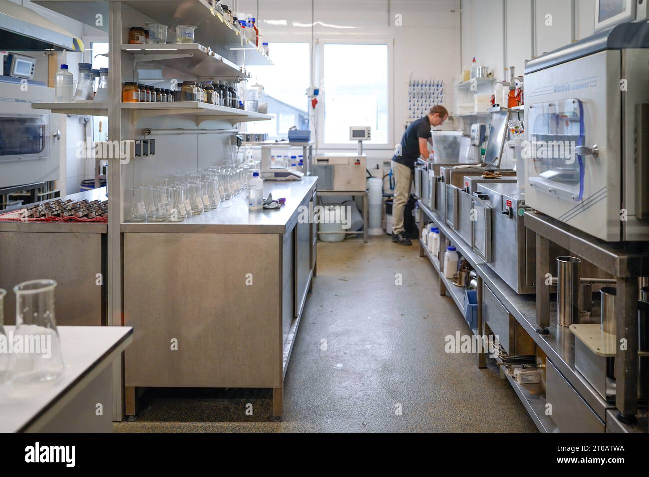 Symbolbild Chemielabor mit Kolben, Reagenzglas, Erlenmeyerkolben ...