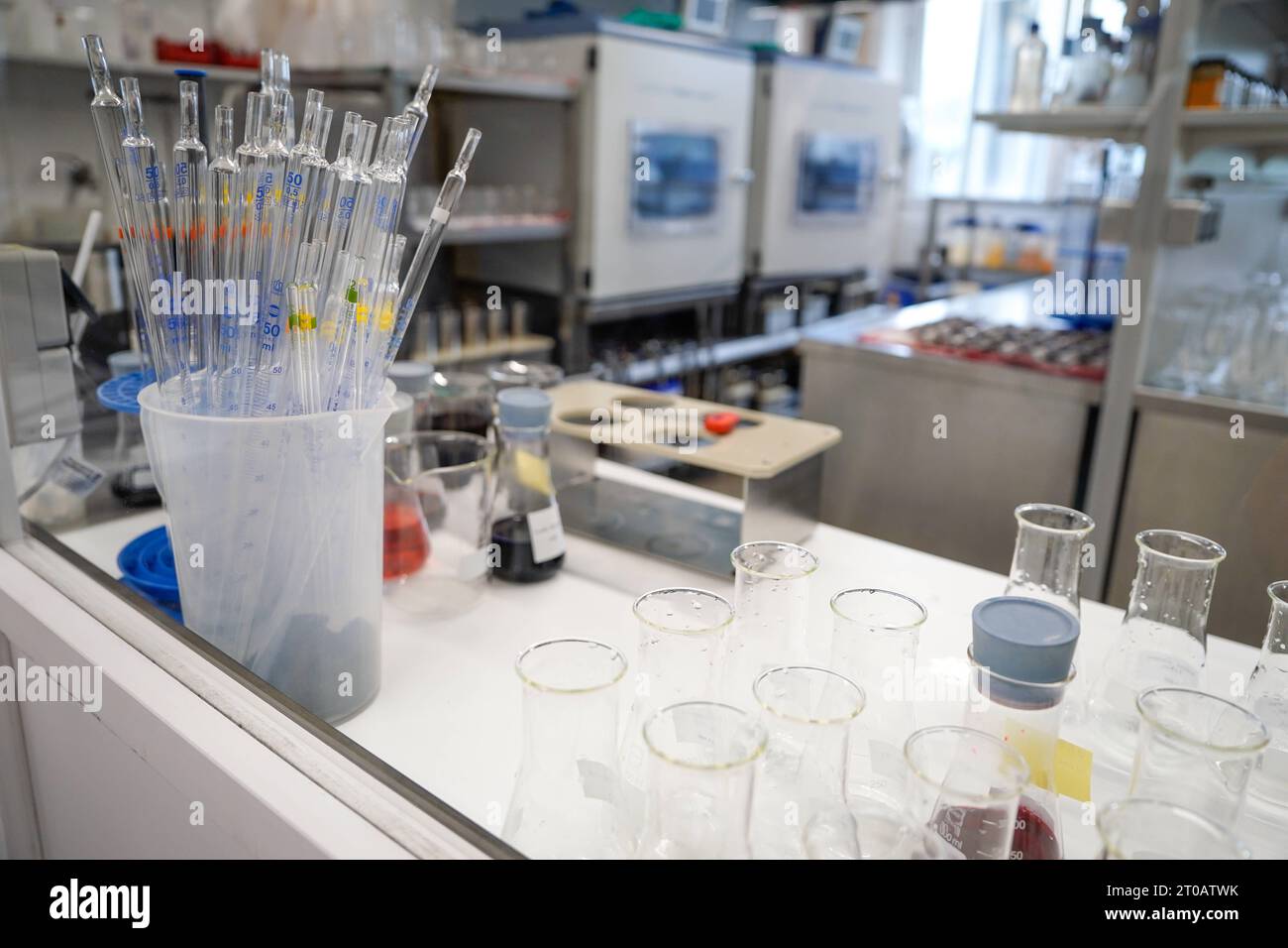 Symbolbild Chemielabor mit Kolben, Reagenzglas, Erlenmeyerkolben ...