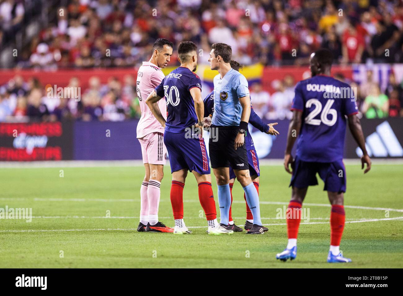 Chicago, Illinois, USA. 04th Oct, 2023. The official has a discussion ...