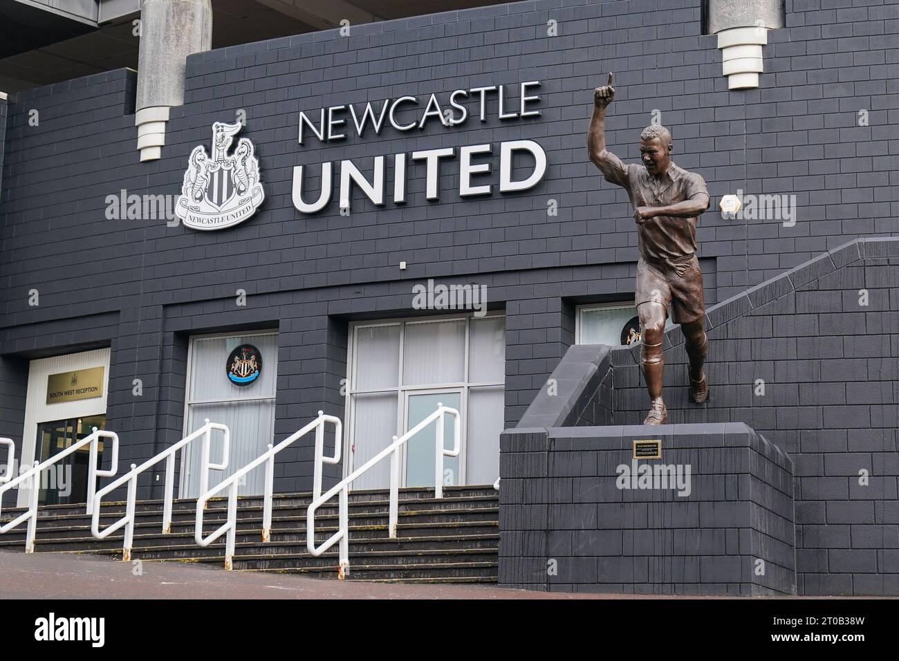 Alan shearer statue hi-res stock photography and images - Alamy
