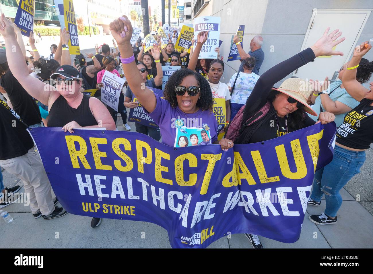 Los Angeles, California, USA. 5th Oct, 2023. Kaiser Permanente healthcare workers rally outside ...