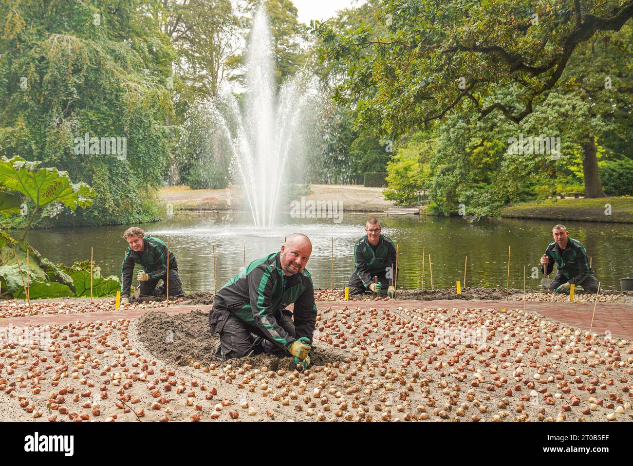 (231005) -- LISSE (THE NETHERLANDS), Oct. 5, 2023 (Xinhua) -- Gardeners ...