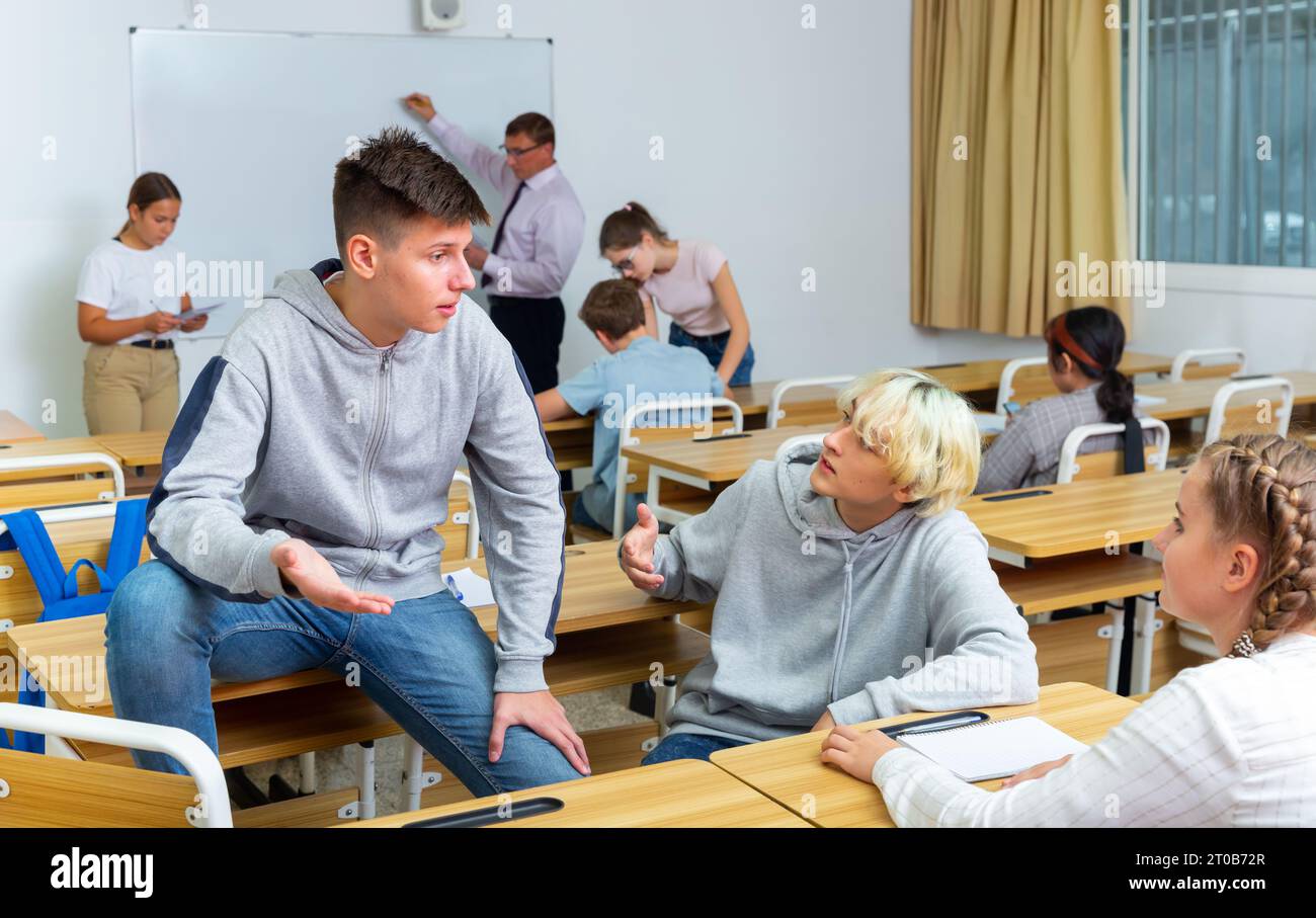Girls chatting during class hi-res stock photography and images - Alamy