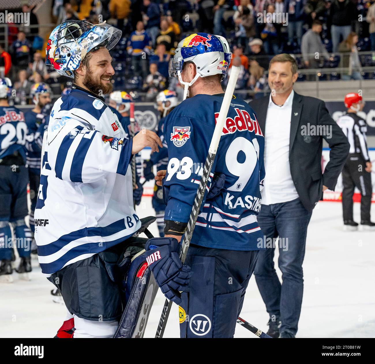 Muenchen, Deutschland. 05th Oct, 2023. Shakehands zwischen Kevin Reich ...