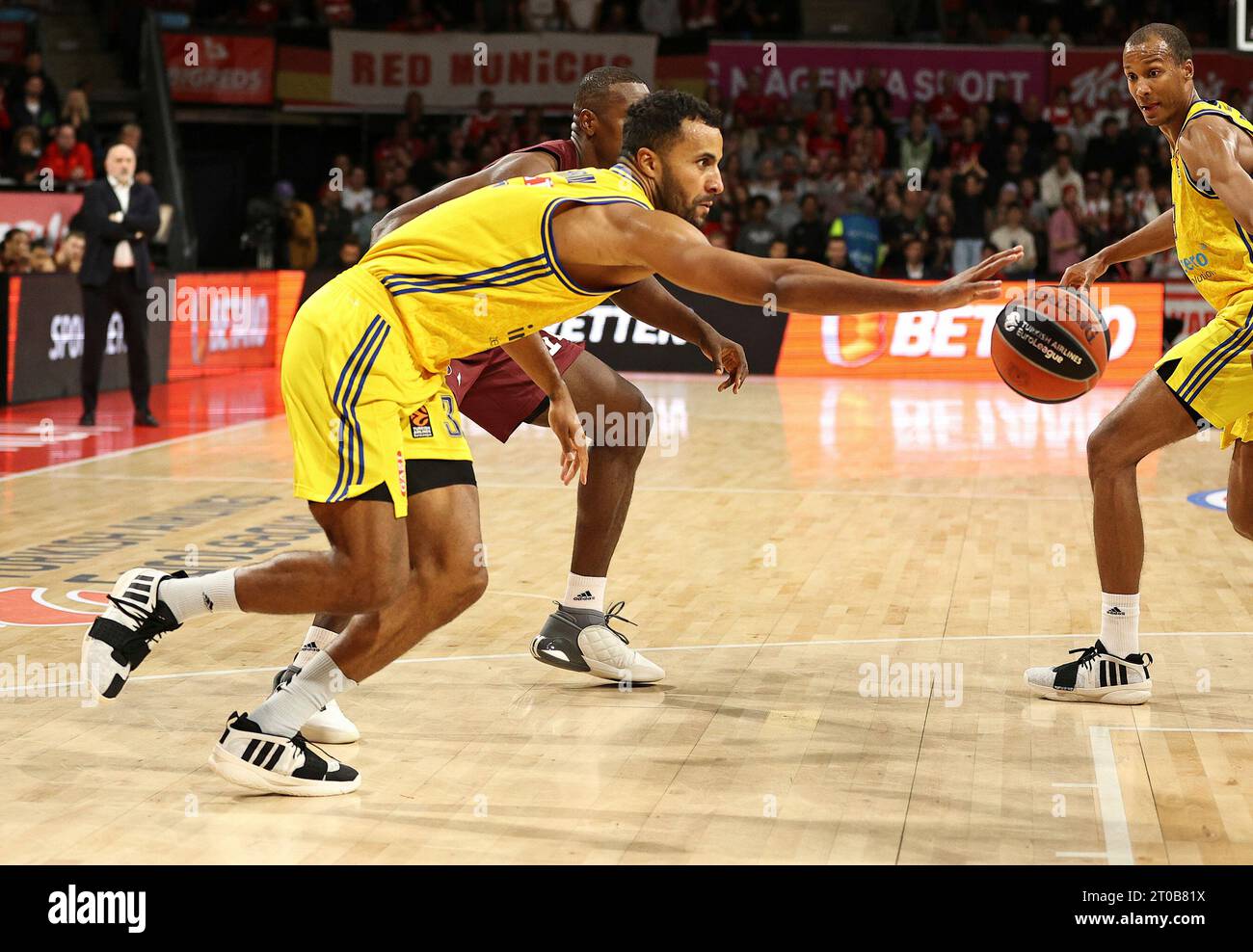 Johannes Thiemann (ALBA Berlin, #32) behauptet den Ball. GER, FC Bayern ...