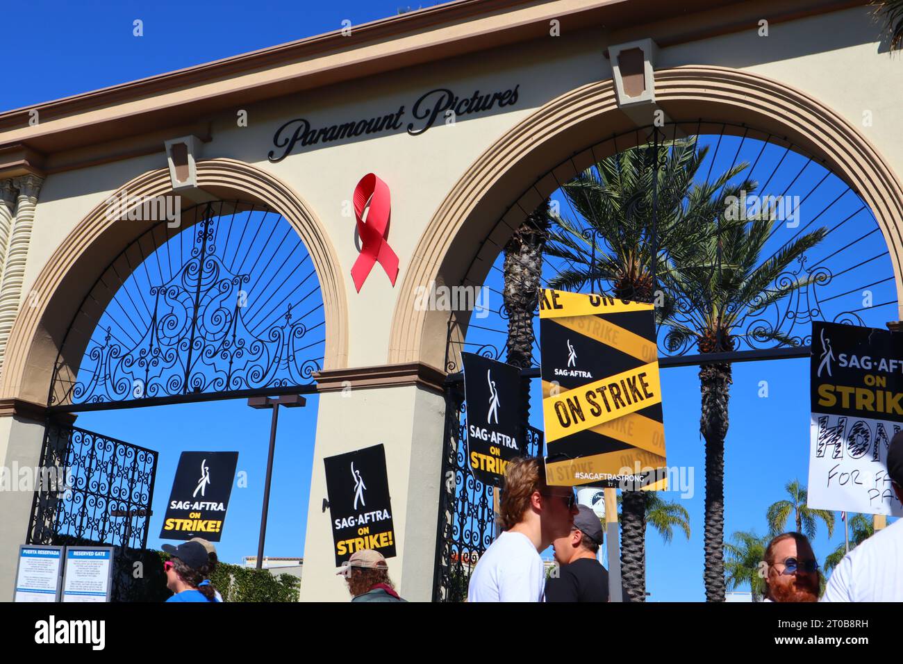 Paramount studios los angeles exterior hi-res stock photography and ...