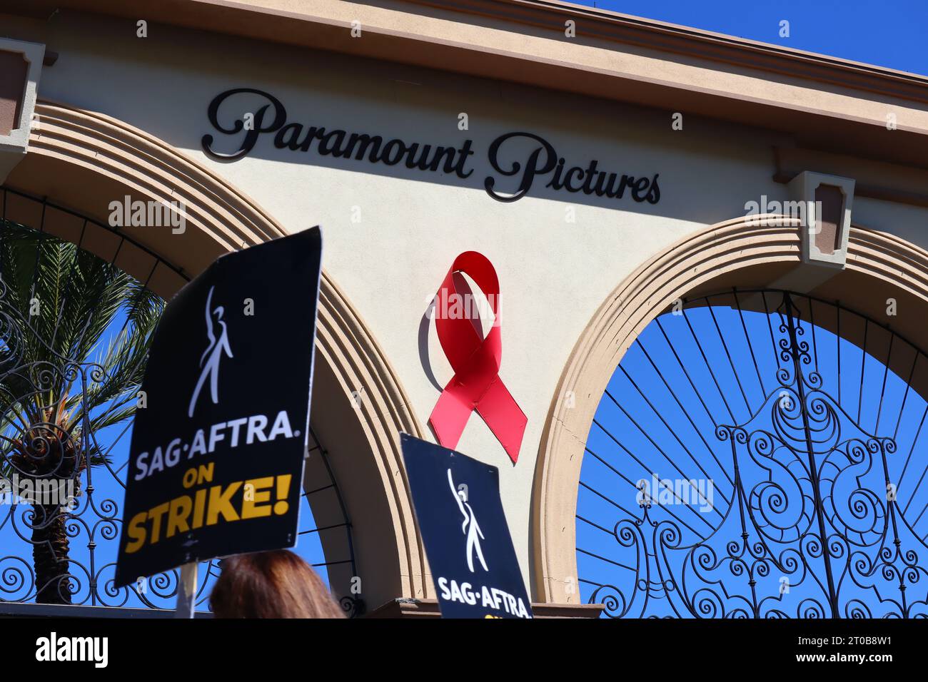 Paramount studios los angeles exterior hi-res stock photography and ...