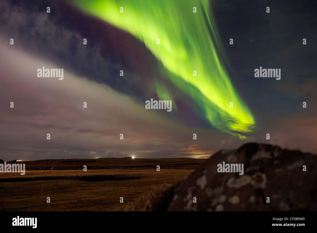 At sundown in Iceland, aurora borealis brightens up night sky in ...