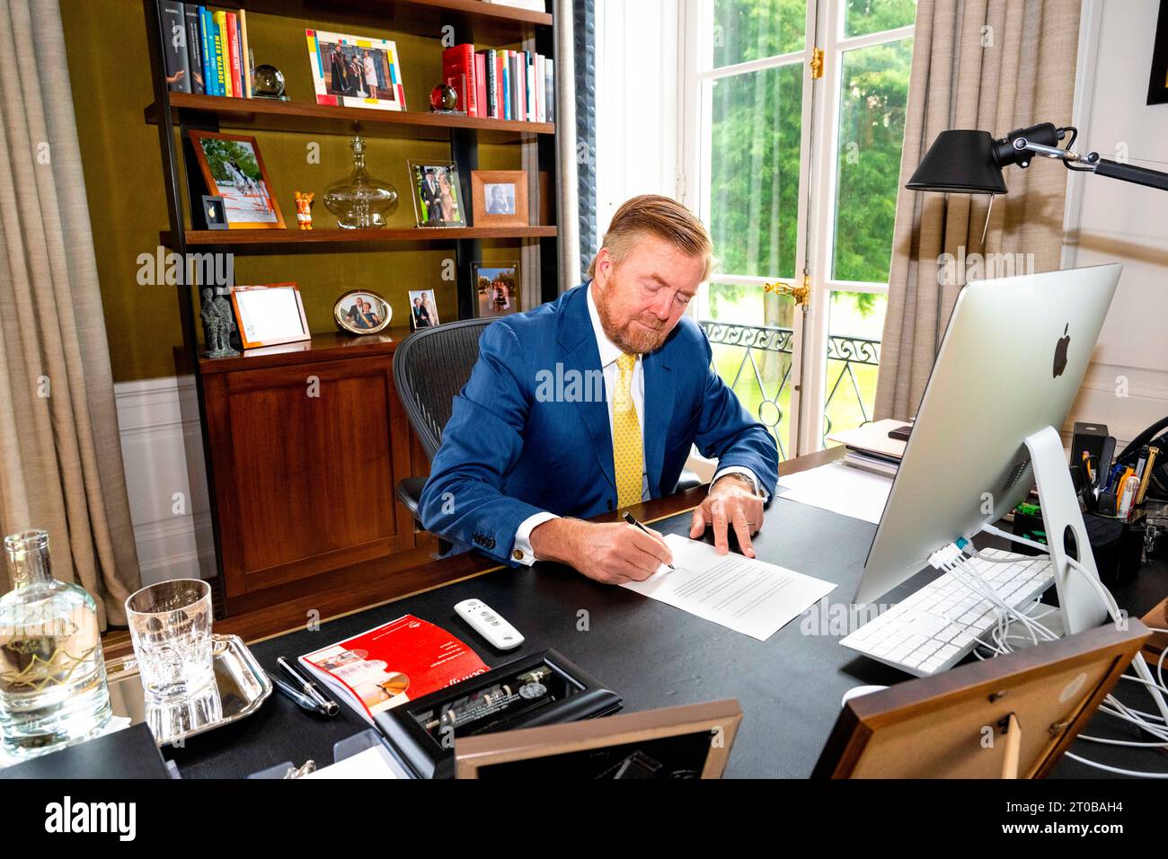 THE HAGUE - King Willem-Alexander signed a letter to the people of ...