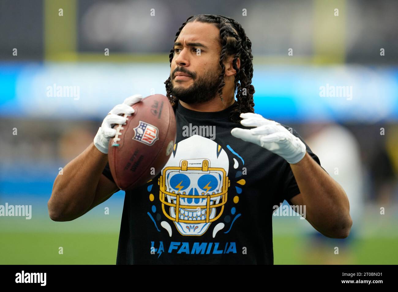 Los Angeles Chargers linebacker Eric Kendricks (6) warms up before an ...