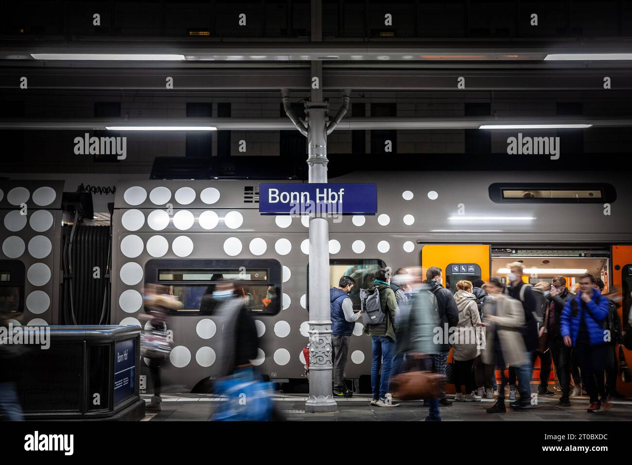 Picture of the Bonn Hbf platform concourse with people rushing in a ...