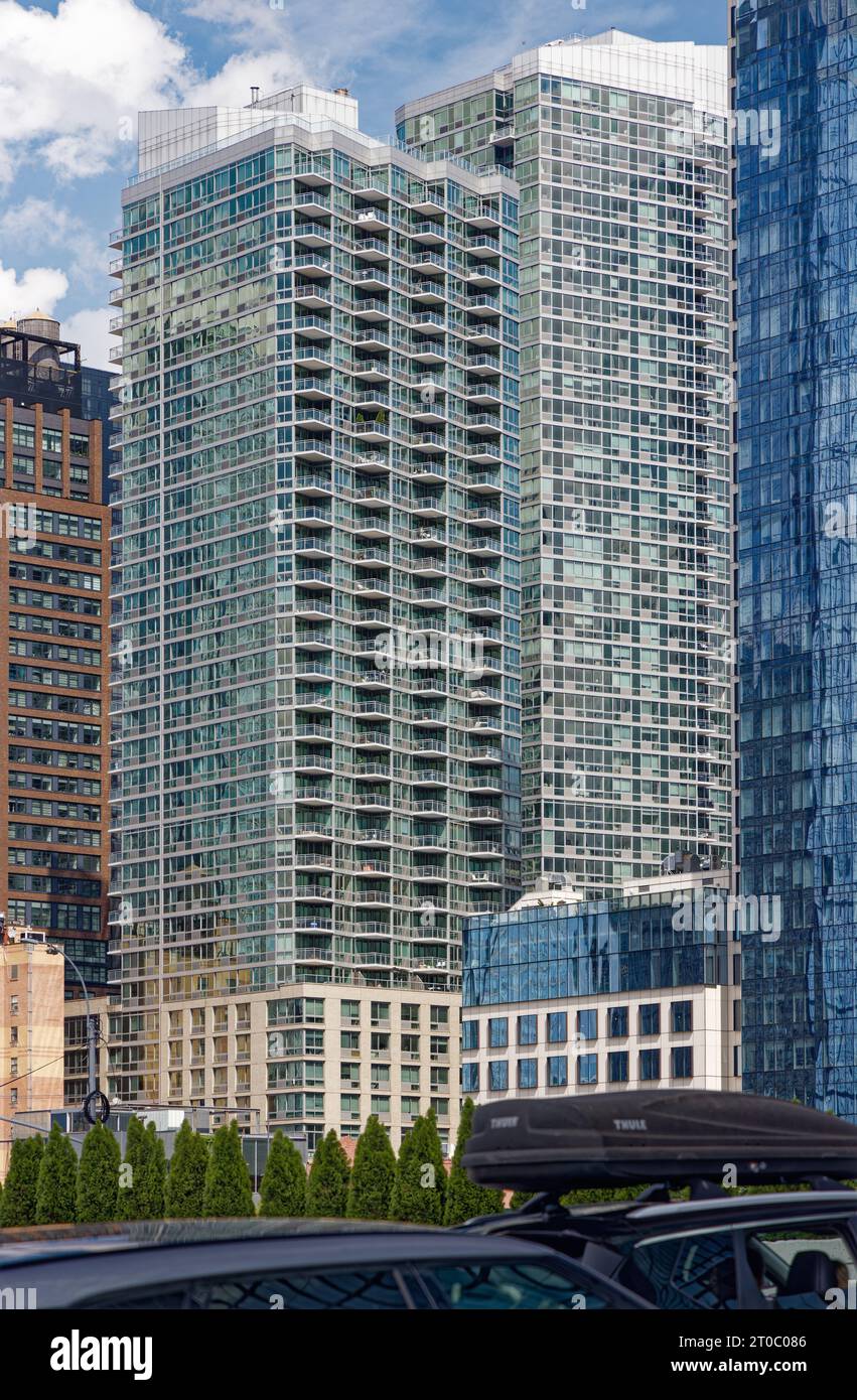 New york apartment building balcony hi-res stock photography and images ...