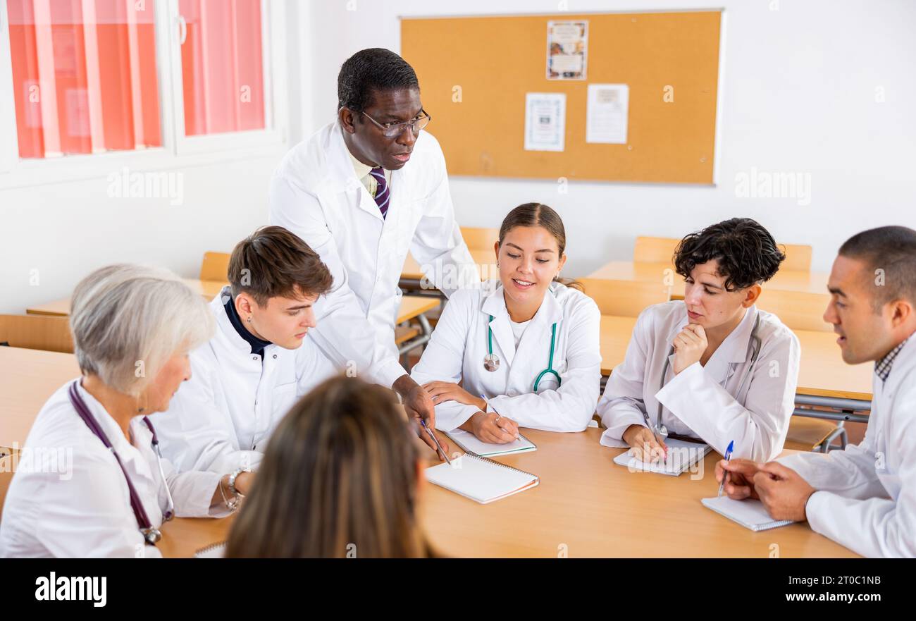Medical students female anatomy hi-res stock photography and images - Alamy