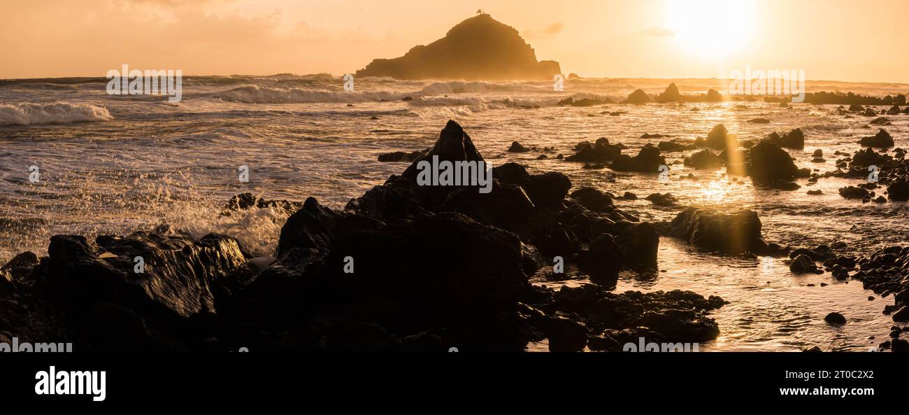Sunrise at Koki Beach With Alau Island in The Distance, Koki Beach Park ...