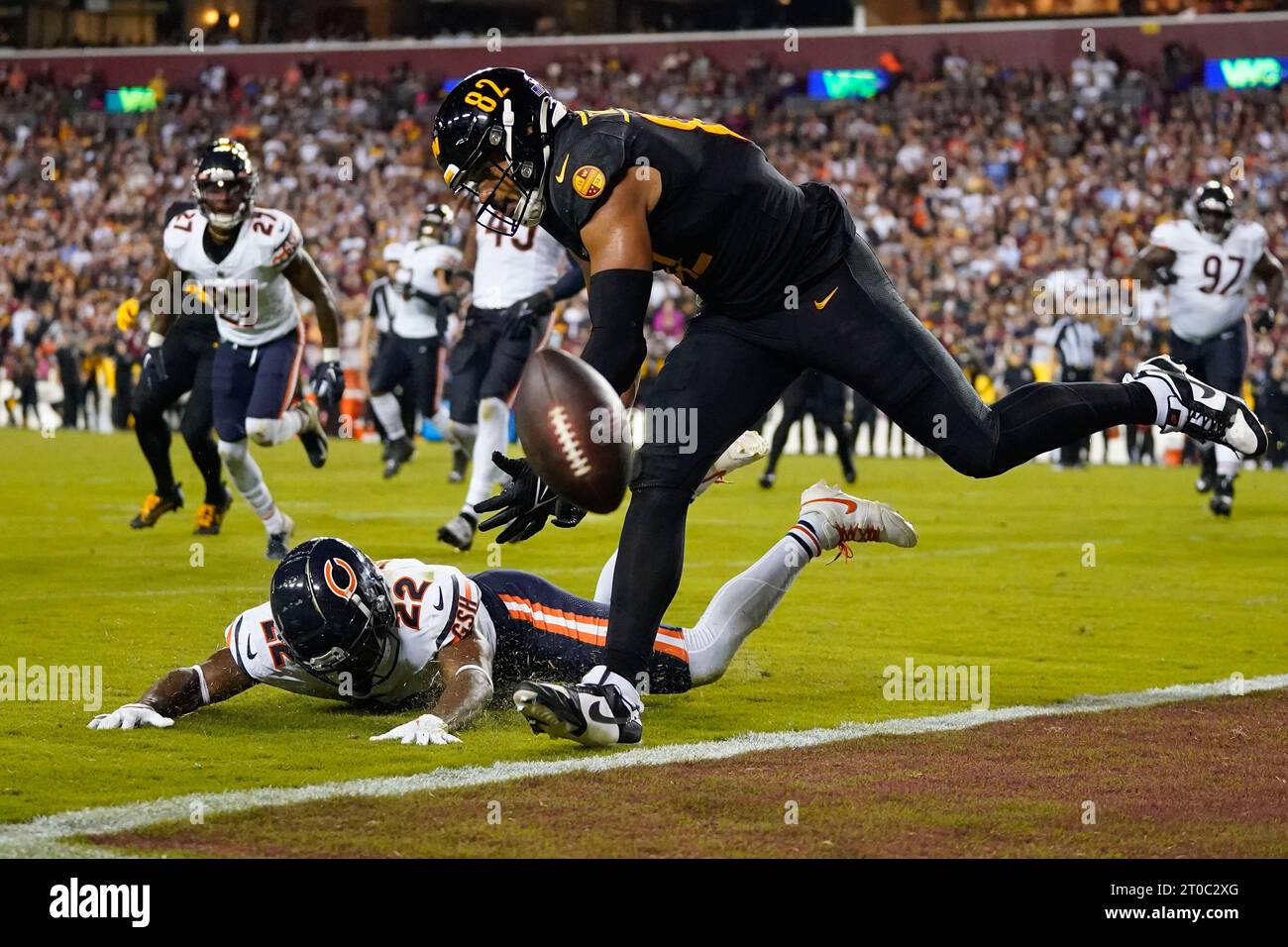 Chicago Bears safety Elijah Hicks (22) breaking up a pass intended for ...