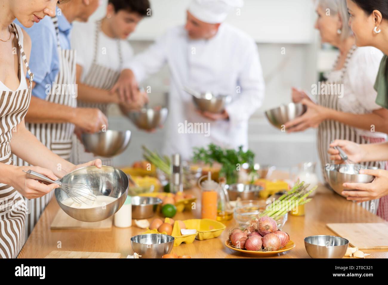 Group of people learning how to cook at master class Stock Photo - Alamy