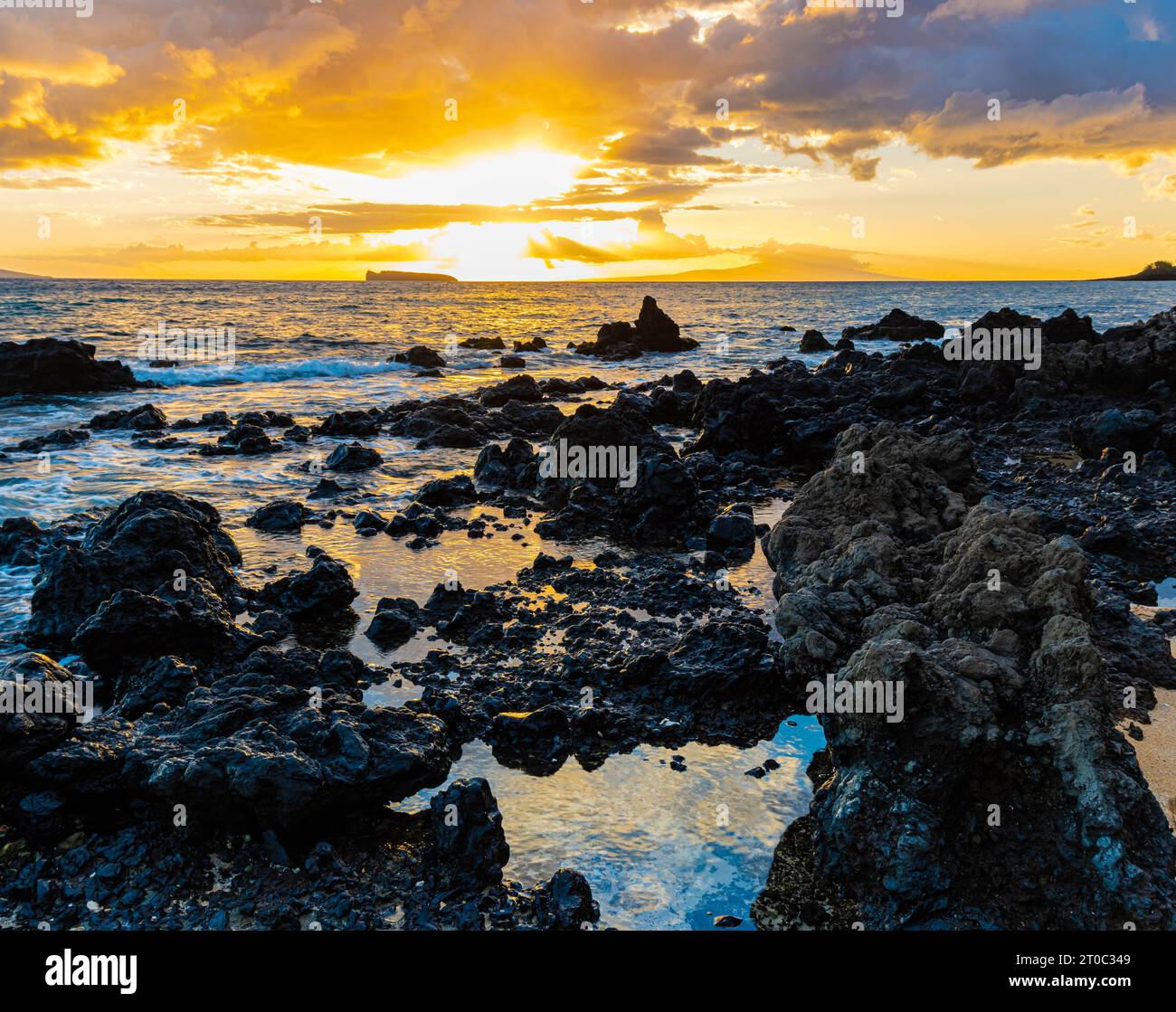 Sunset on The Volcanic Shoreline of Makena Beach, Makena State Park ...