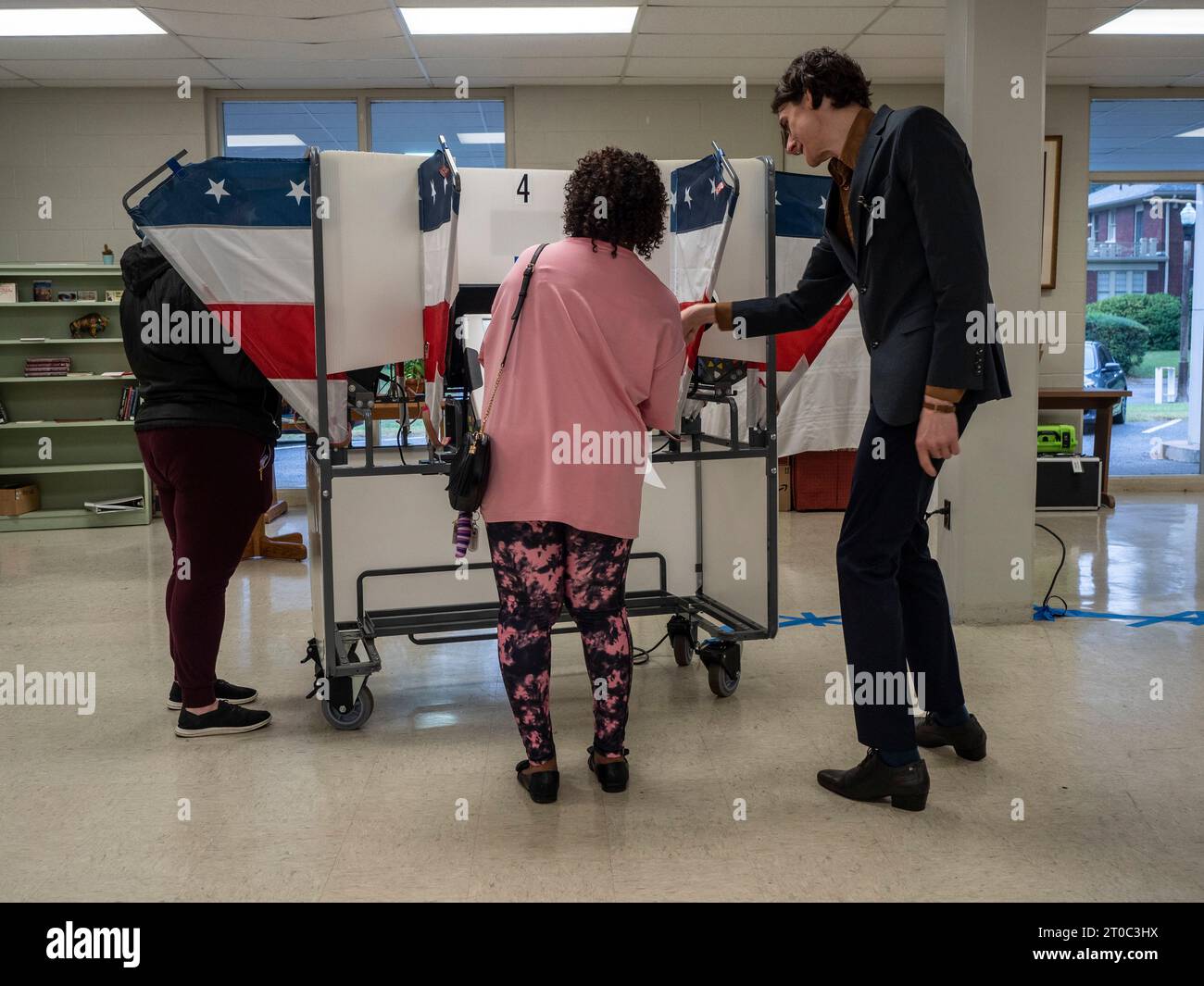 Memphis, Tennesseee, USA. 5th Oct, 2023. A poll worker explains how to ...