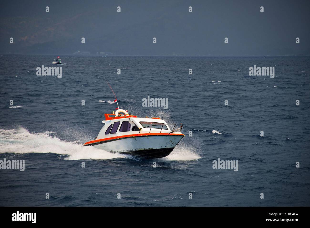 Speed boat sailing through the ocean at high speed Stock Photo - Alamy