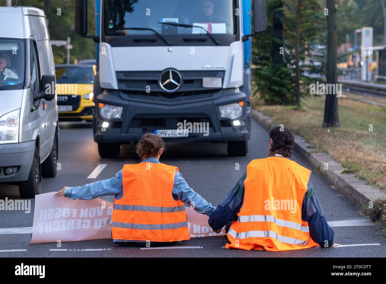 Klimaaktivisten vom Aufstand der Letzten Generation blockieren mit ...