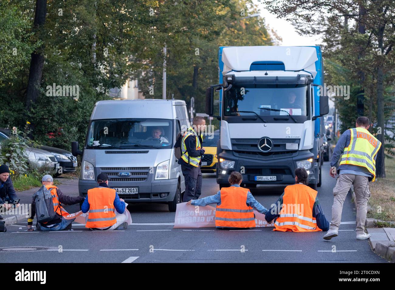 Klimaaktivisten vom Aufstand der Letzten Generation blockieren mit ...