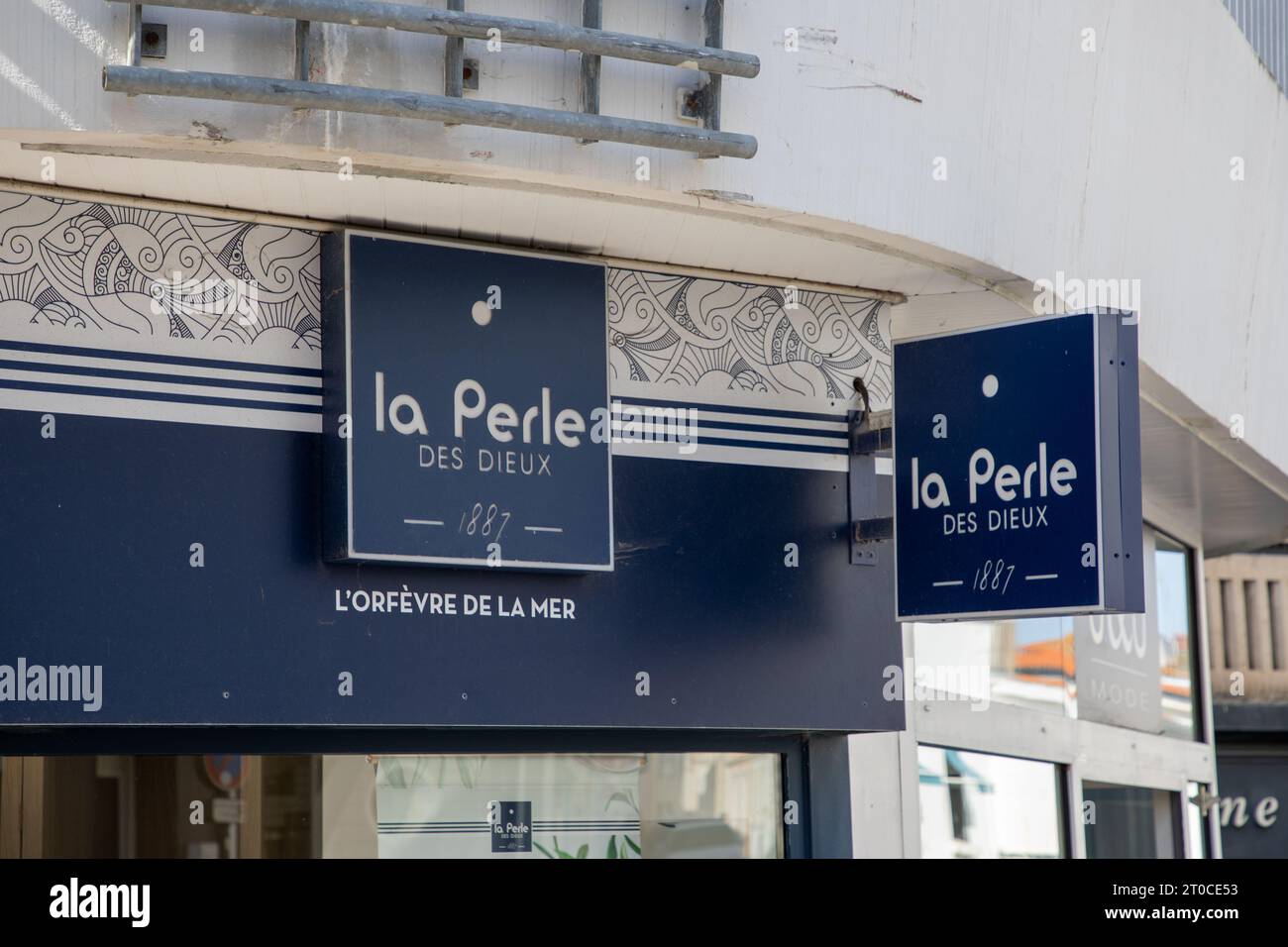Bordeaux , France - 09 18 2023 : la perle des dieux brand logo boutique ...