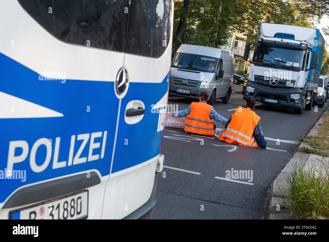 Klimaaktivisten vom Aufstand der Letzten Generation blockieren mit ...
