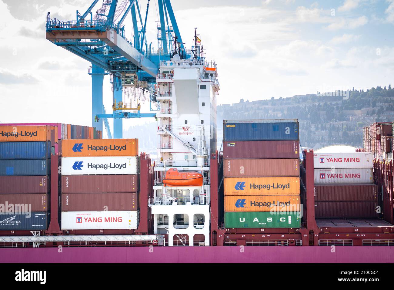 Containerschiff ONE Freedom am Hafen von Barcelona XL-Containerschiff ...