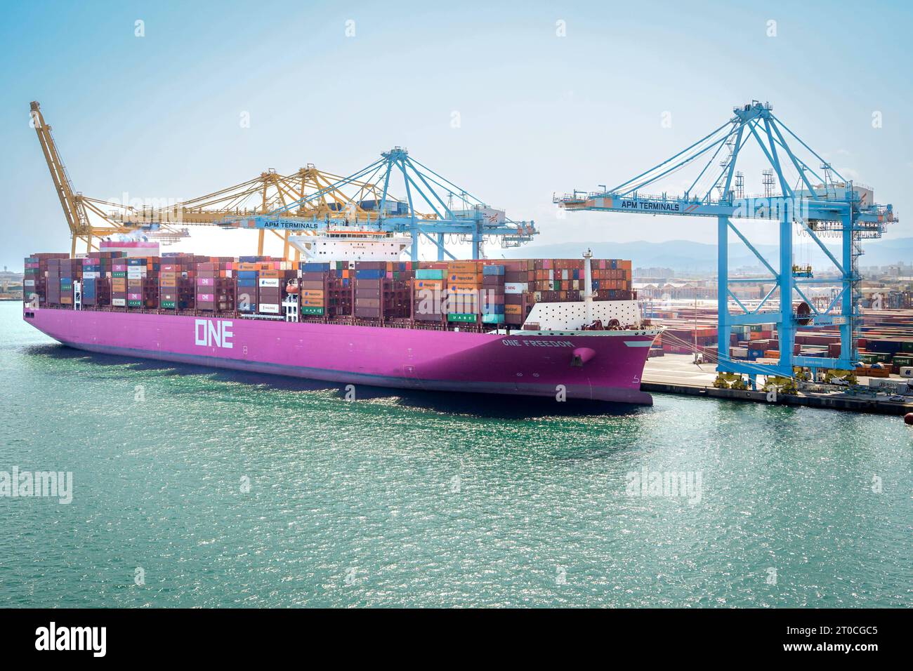 Containerschiff ONE Freedom am Hafen von Barcelona XL-Containerschiff ...