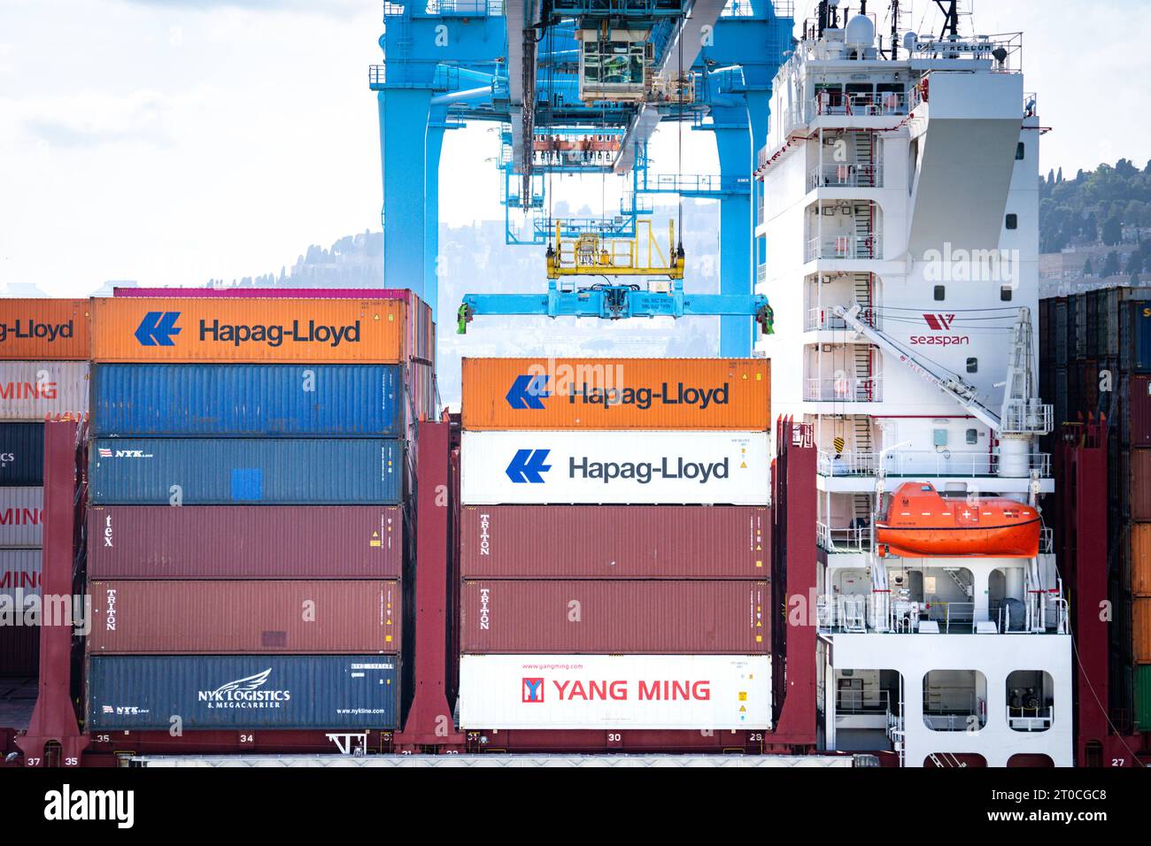 Containerschiff ONE Freedom am Hafen von Barcelona XL-Containerschiff ...