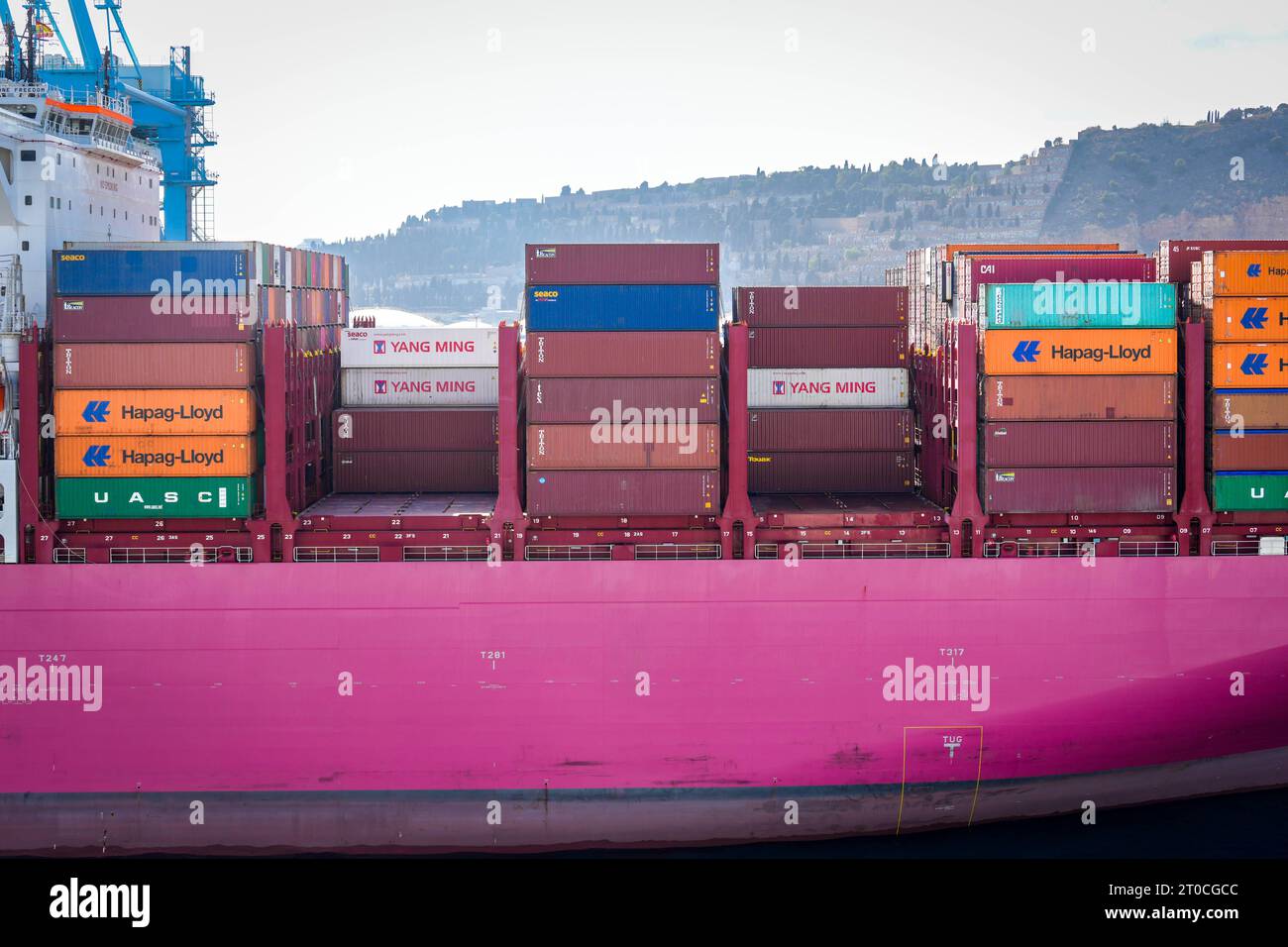 Containerschiff ONE Freedom am Hafen von Barcelona XL-Containerschiff ...