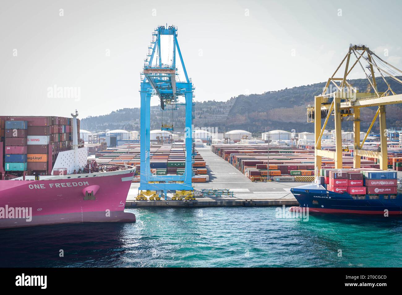 XL-Containerschiff ONE Freedom im Hafen von Barcelona XL ...