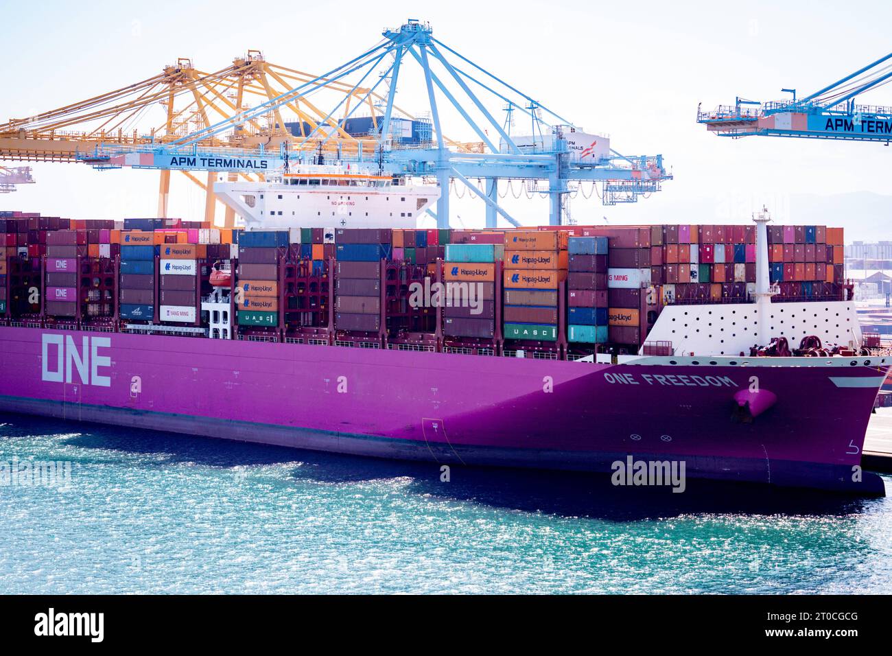 Containerschiff ONE Freedom am Hafen von Barcelona XL-Containerschiff ...