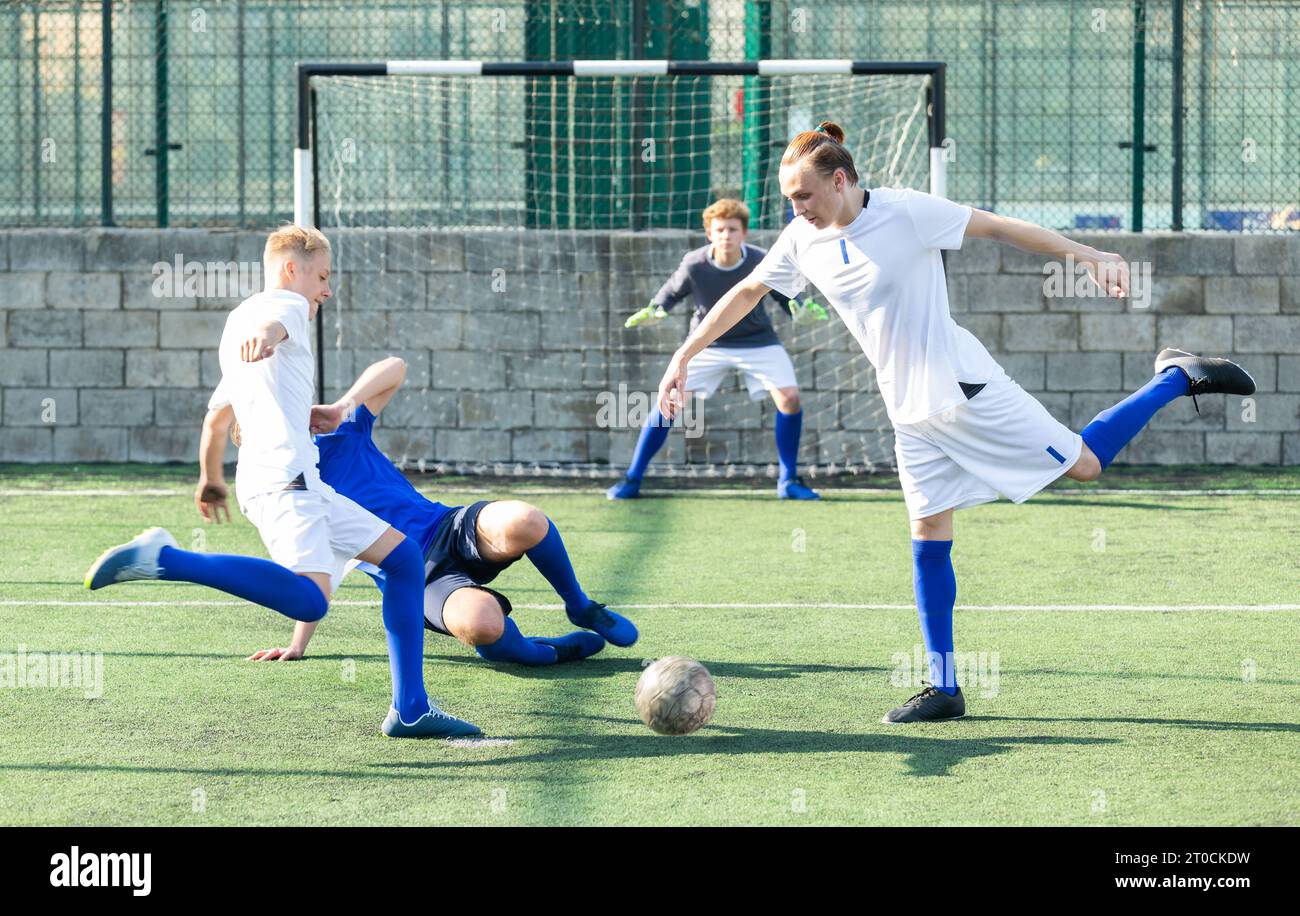 Junior soccer teams playing hi-res stock photography and images - Alamy