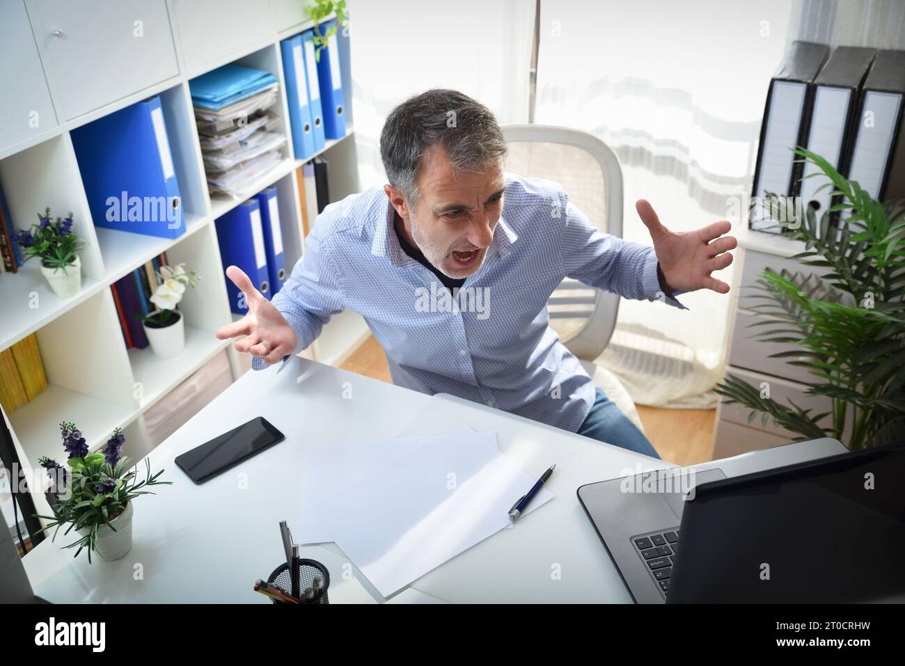 Man sitting desk full view hi-res stock photography and images - Alamy