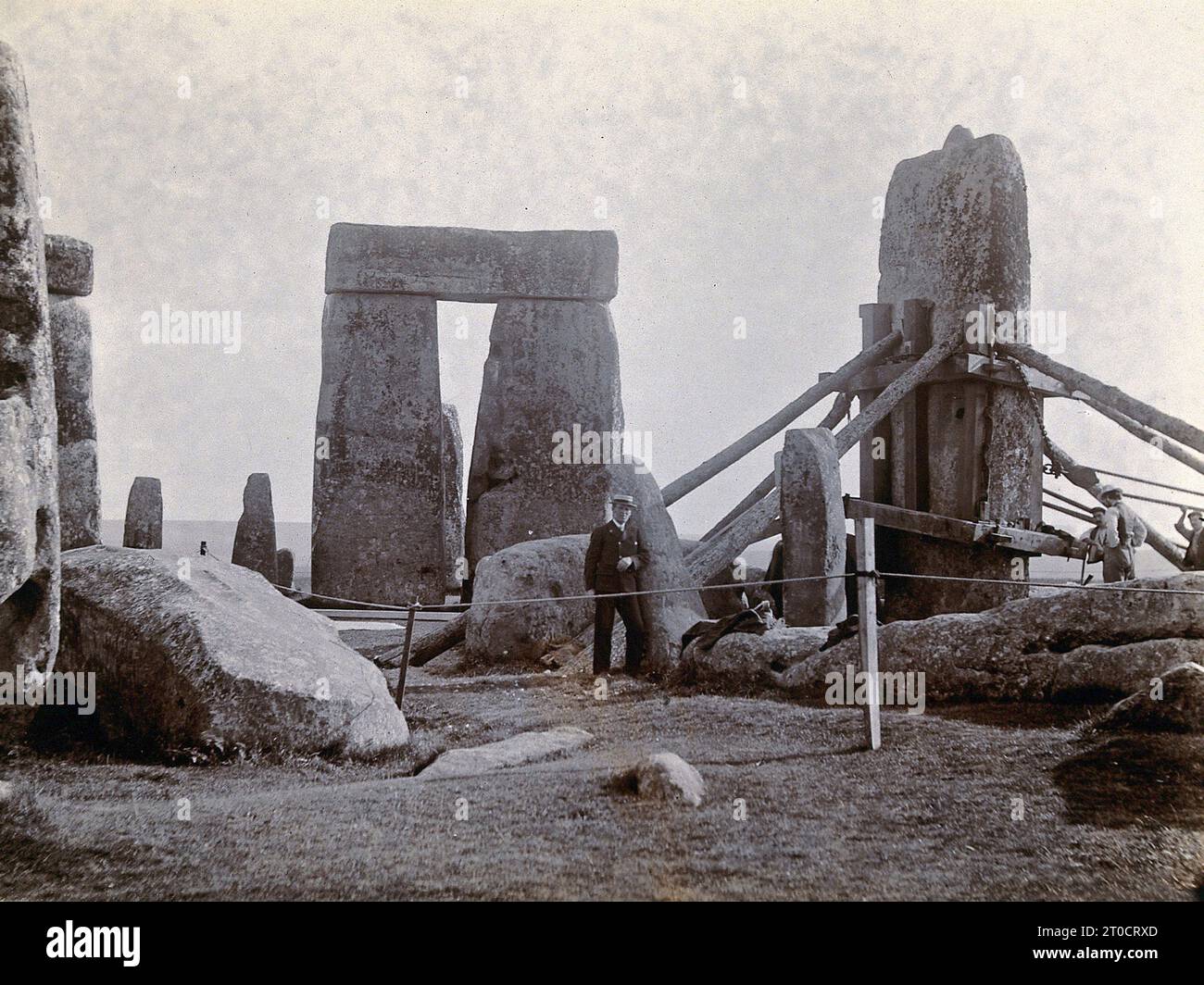 Stonehenge, England. Begradigung eines schiefen Steins, der an einem ...