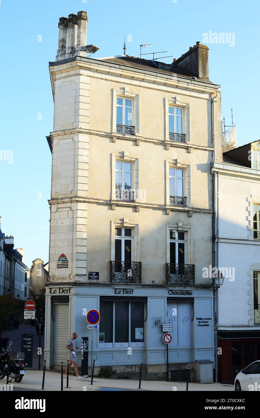 Building on the corner of Rue Saint Vincent and Place des Lices, Vannes ...
