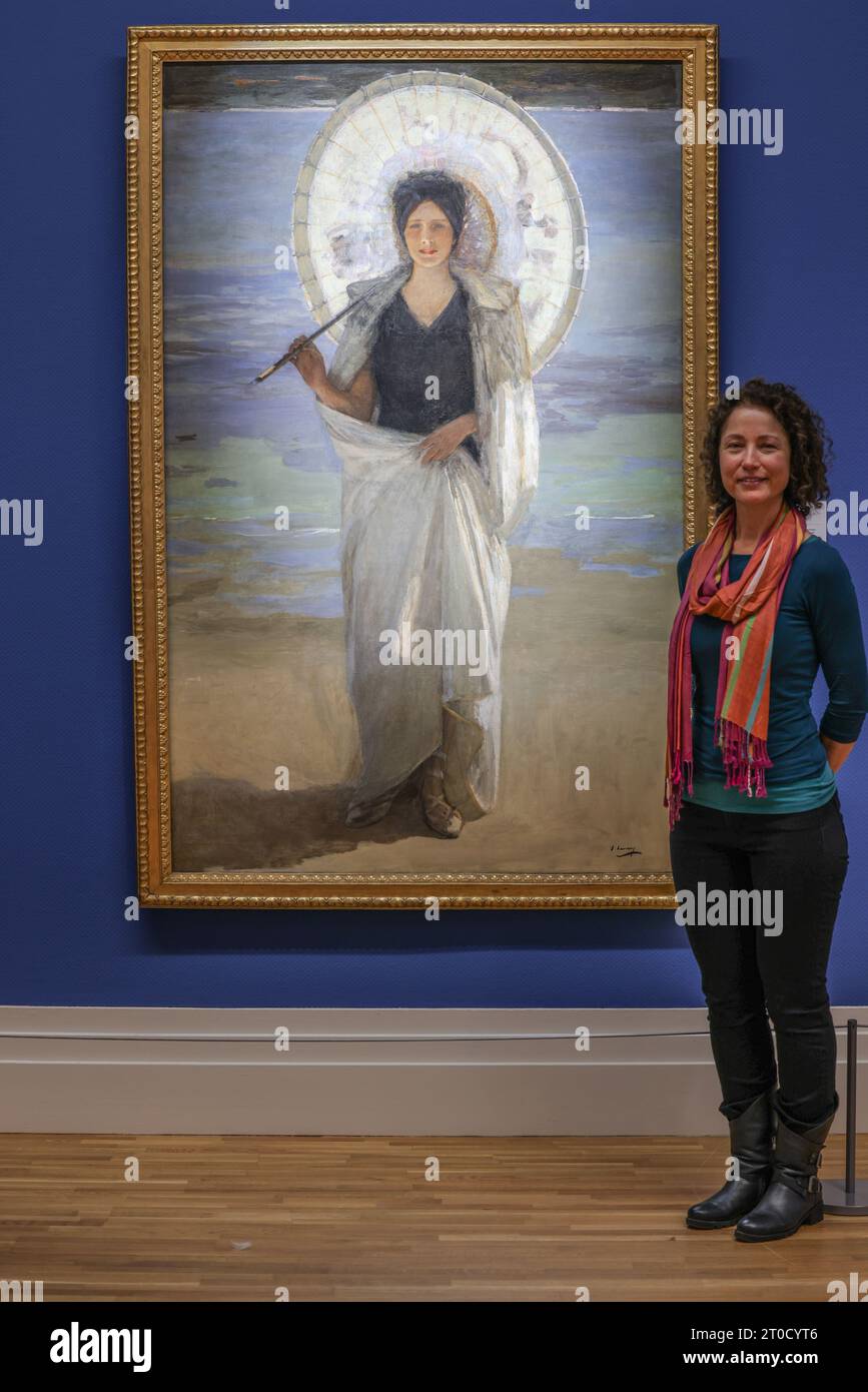 Dublin, Ireland. 06th Oct, 2023. A volunteer at the National Gallery in ...