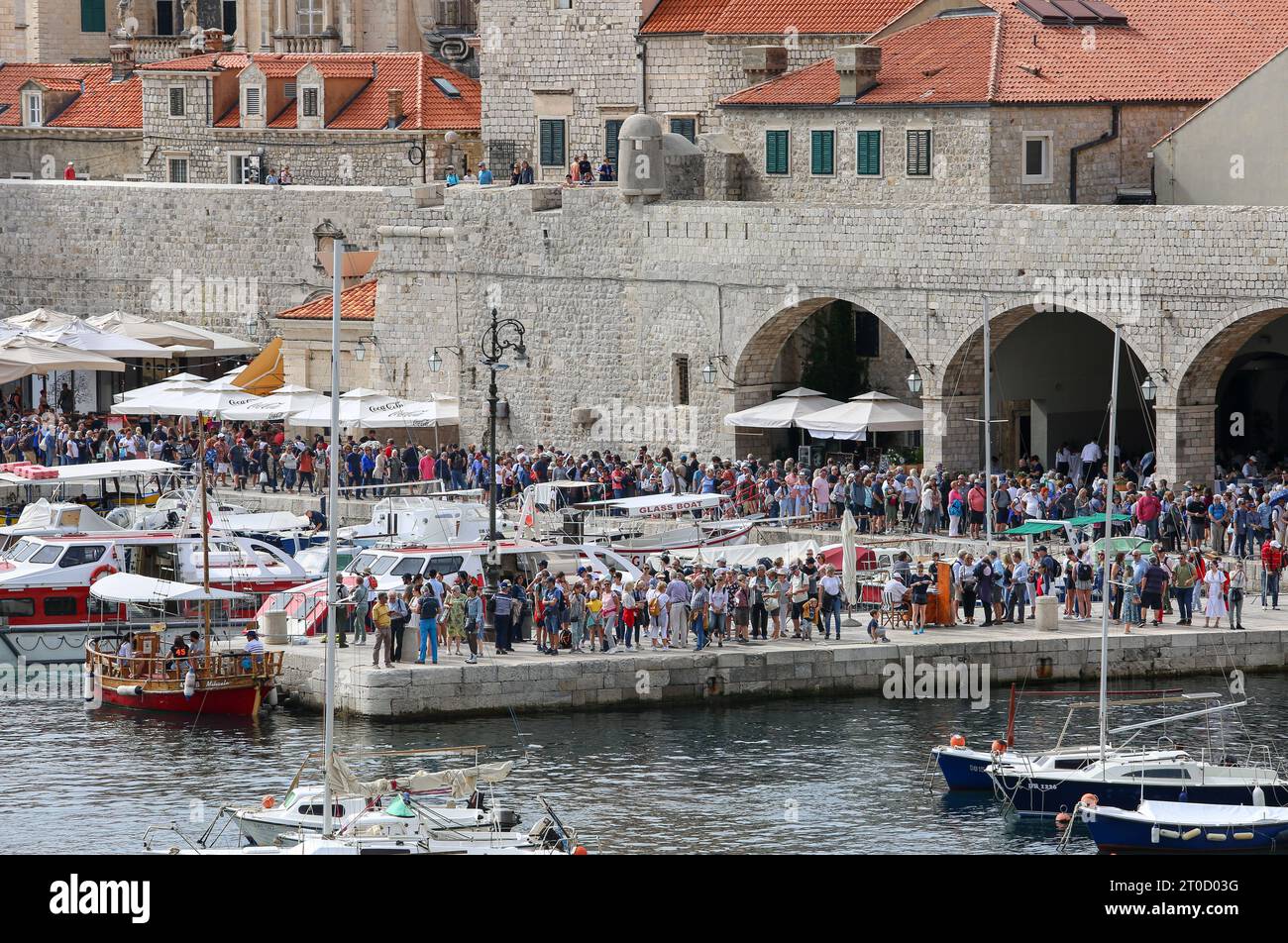 Dubrovnik city center port overcrowded with cruise ship passengers ...