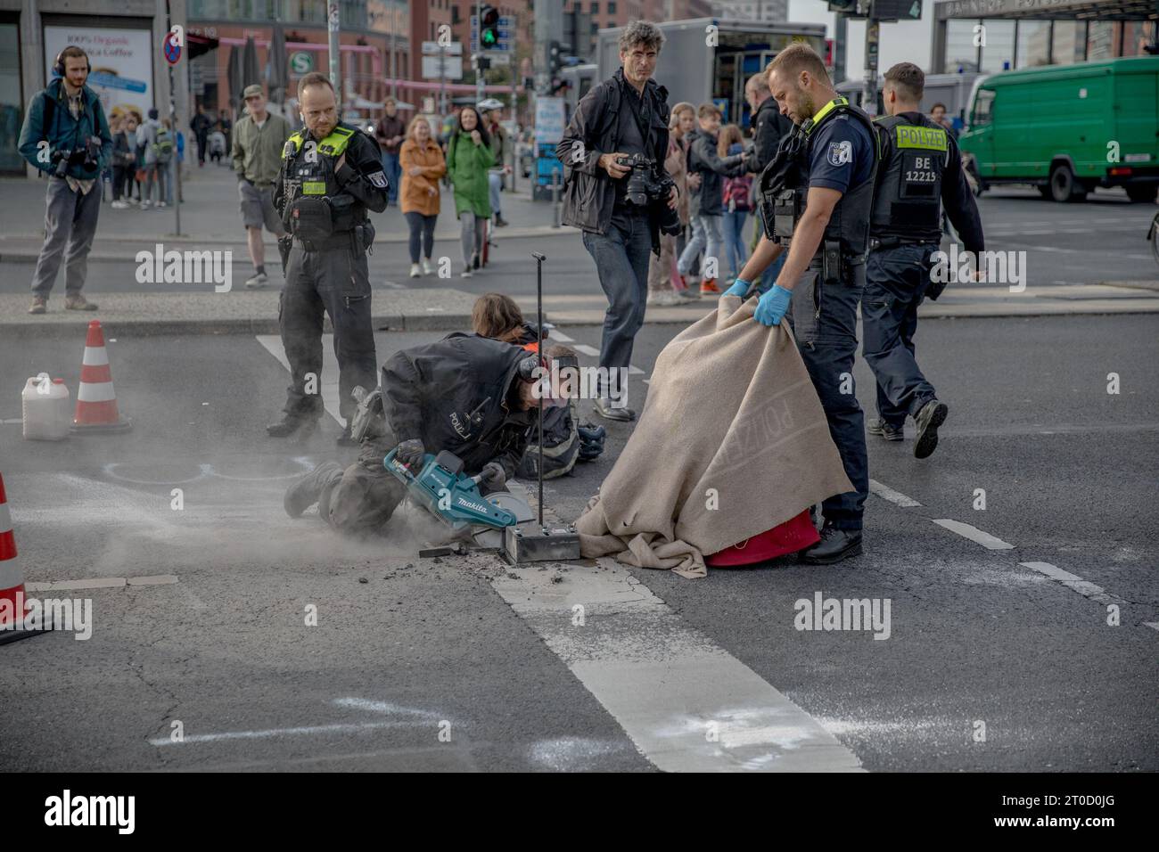 Berlin, Germany. 6th Oct, 2023. Climate activists from the group ...