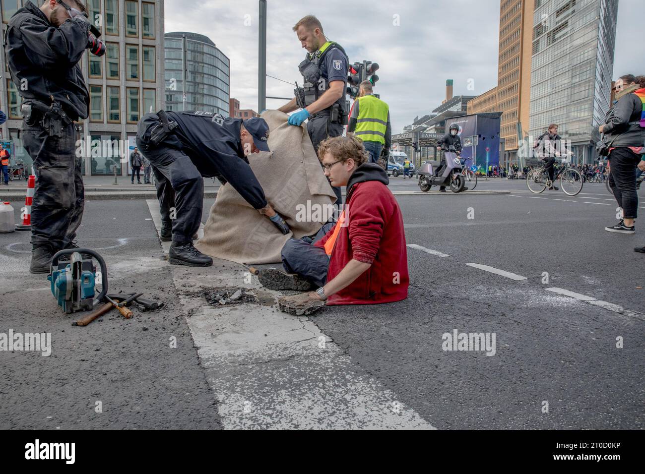 Berlin, Germany. 6th Oct, 2023. Climate activists from the group ...