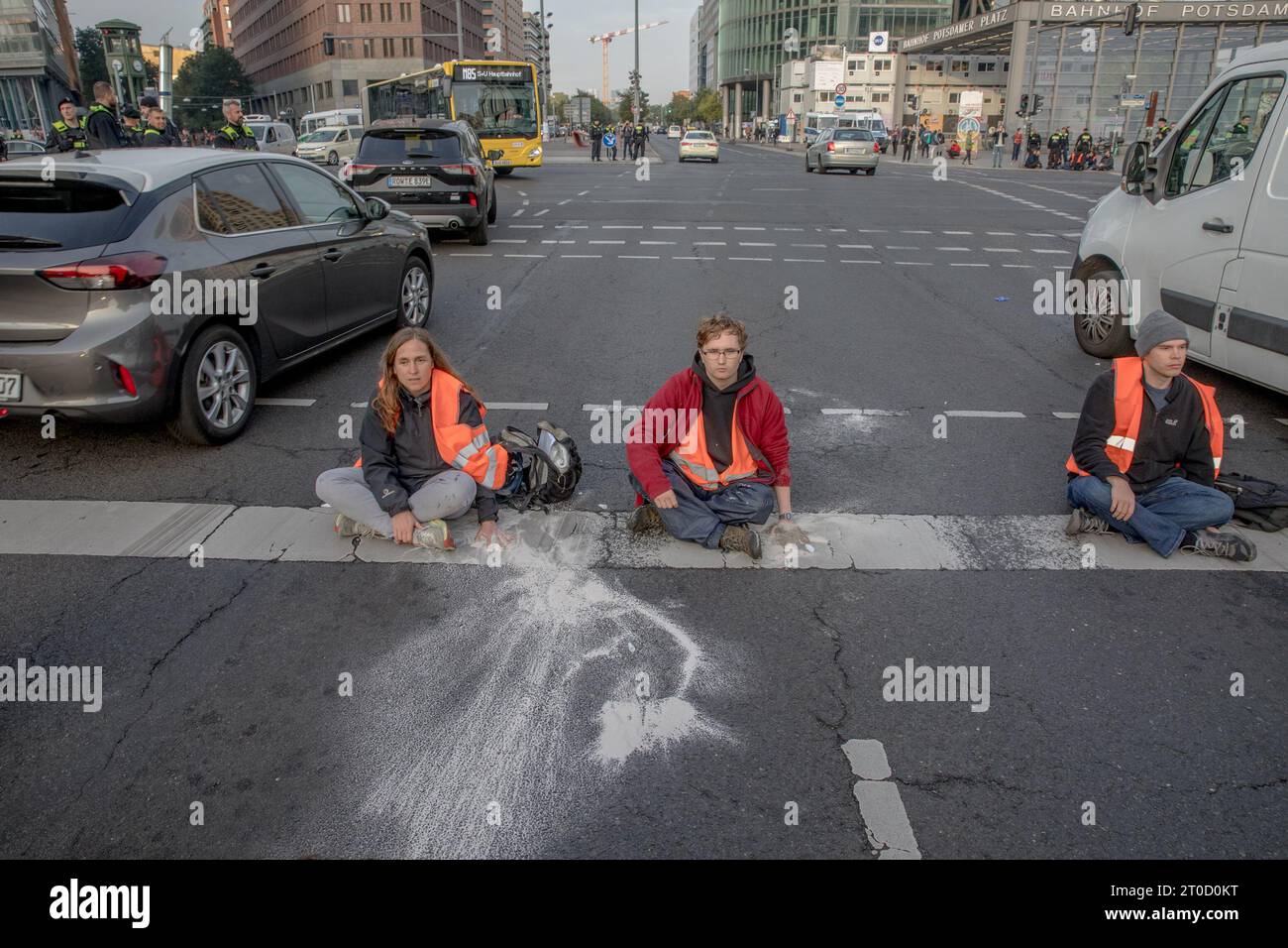 Climate activists from the group "Letzte Generation" (Last Generation ...
