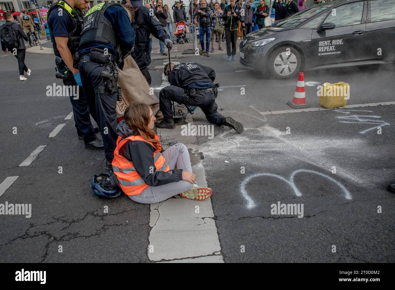 Berlin, Germany. 6th Oct, 2023. Climate activists from the group ...