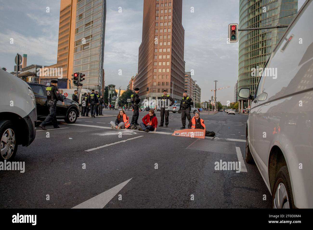 Climate activists from the group "Letzte Generation" (Last Generation ...